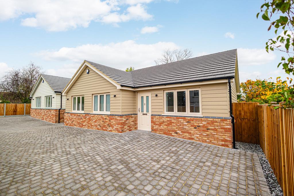 Runwell Road, Wickford, SS11 2 bed detached bungalow - £475,000