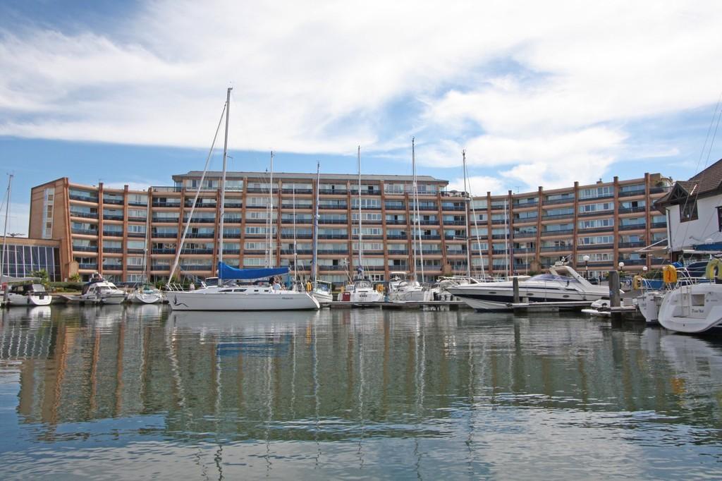 Oyster Quay, Port Solent PO6 2 bed apartment - £1,495 pcm (£345 pw)