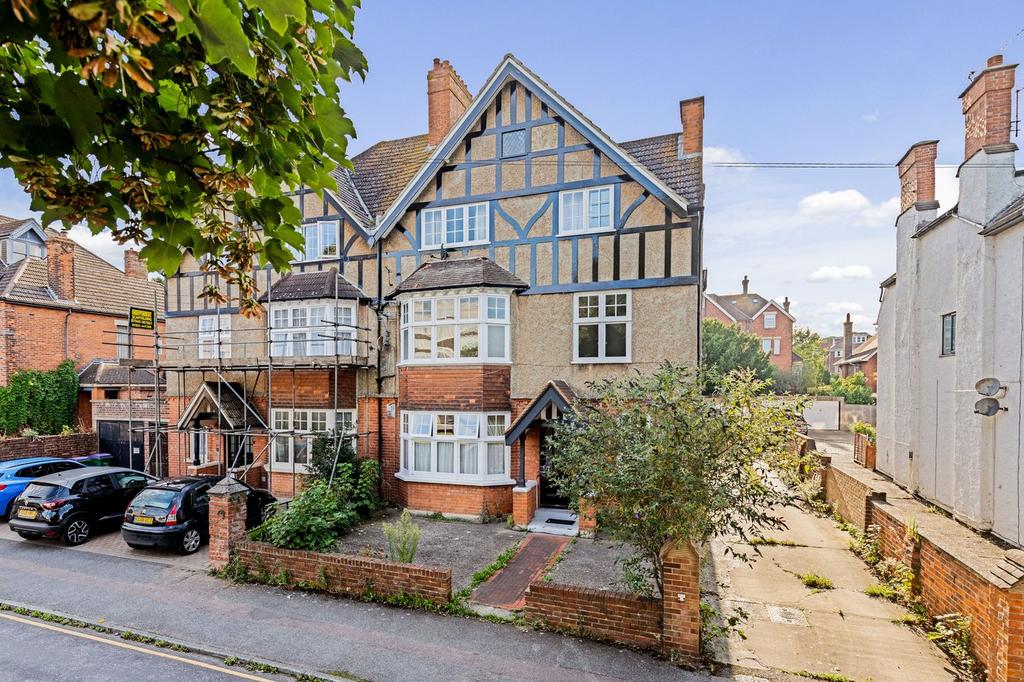 Trinity Road, Folkestone, CT20 3 bed ground floor flat - £375,000