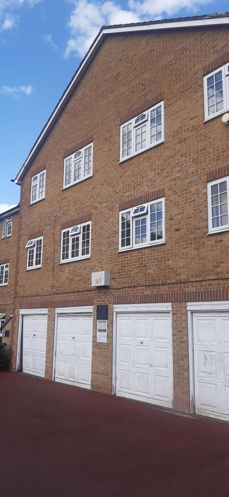 Two Bedroom Flat, Gables Close, SE5... 2 bed property - £1,599 pcm (£ ...