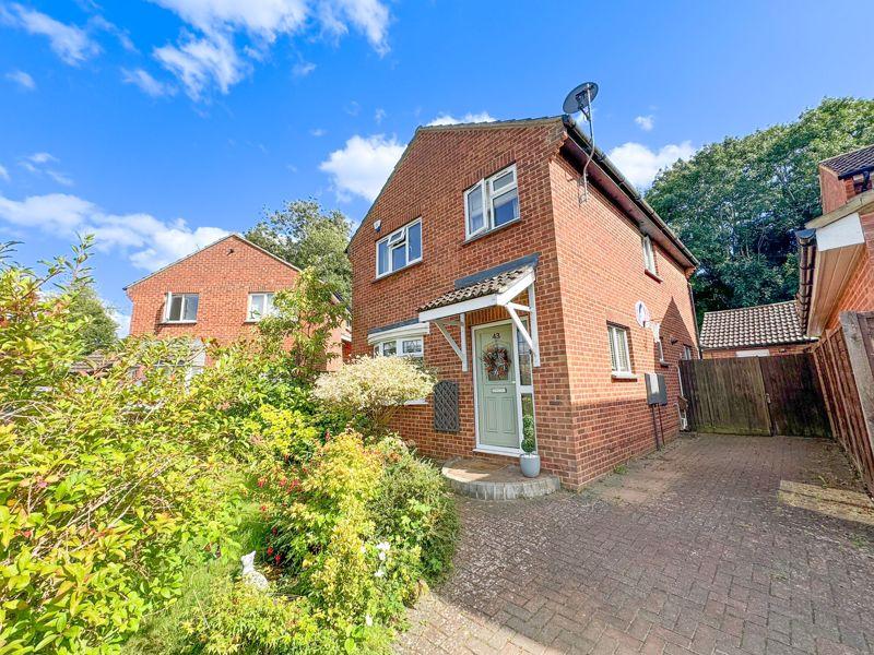 Chesterfield Crescent, Wing LU7 3 bed detached house - £485,000