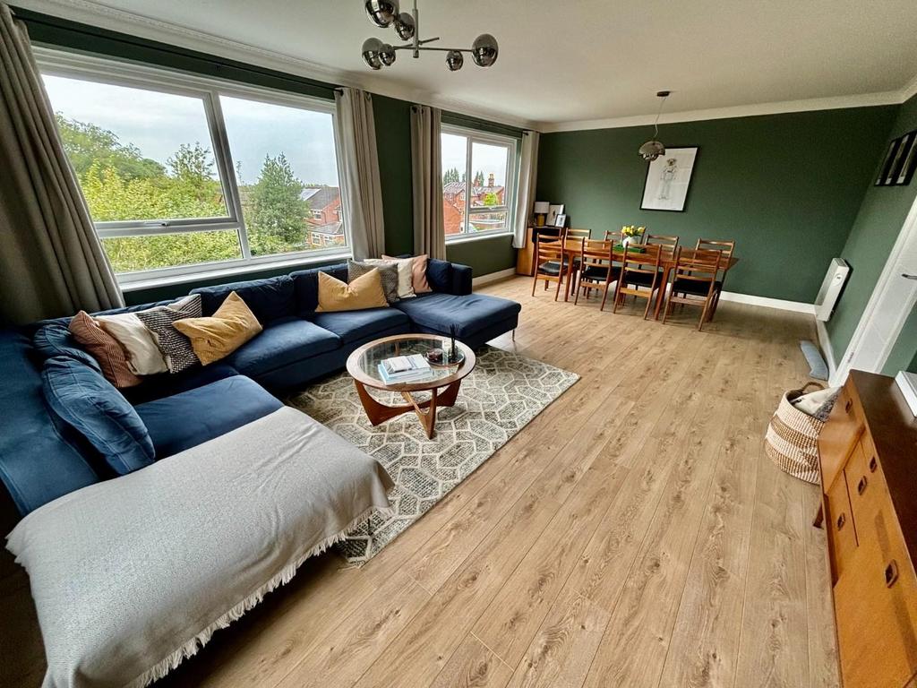 Station Road, Heaton Mersey 2 bed flat - £270,000
