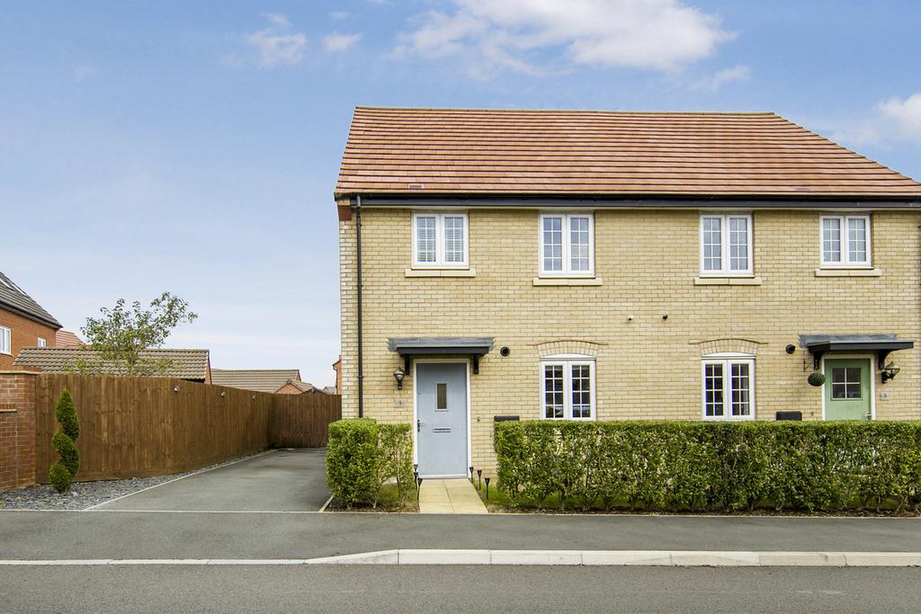 Knighton Close, Burton Latimer, NN15 3 bed semi-detached house - £275,000