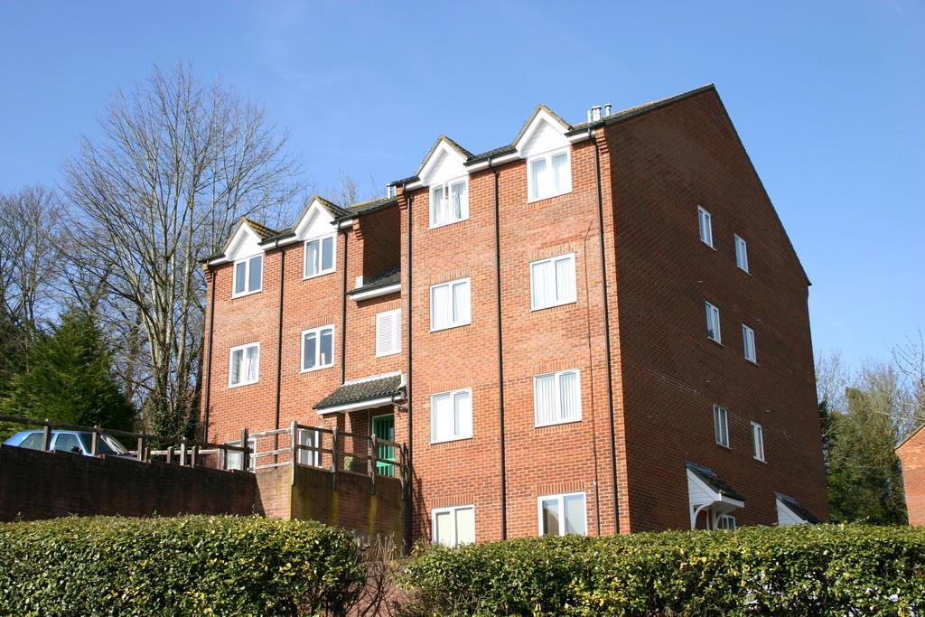 Sarum Close, Salisbury SP2 1 bed apartment - £625 pcm (£144 pw)