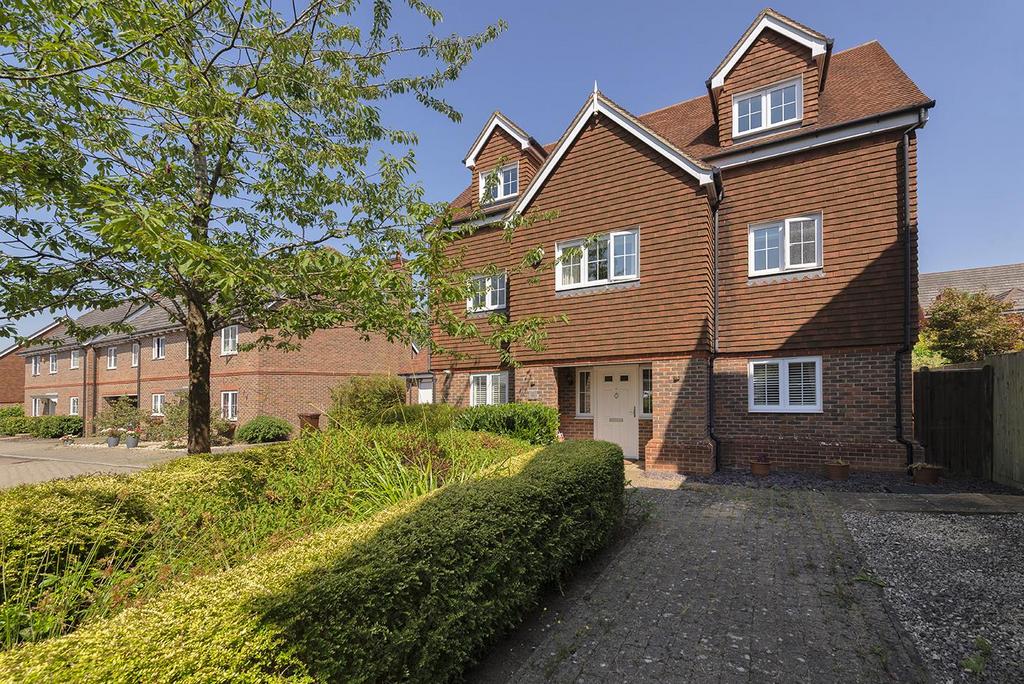 Quindell Place, Kings Hill, ME19 4GQ 5 bed detached house - £825,000