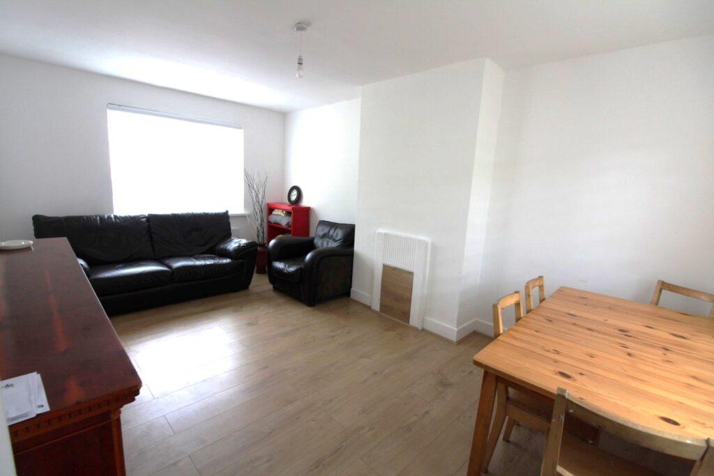 Addison Avenue, Southgate N14 4AH 4 bed terraced house - £2,350 pcm (£ ...