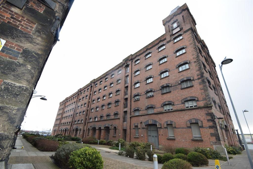 Dock Road, Birkenhead 2 bed apartment - £850 pcm (£196 pw)