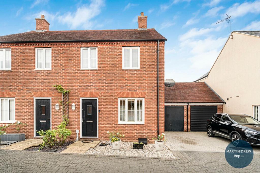 Spindle Mews, Buckingham MK18 3 bed semi-detached house - £360,000