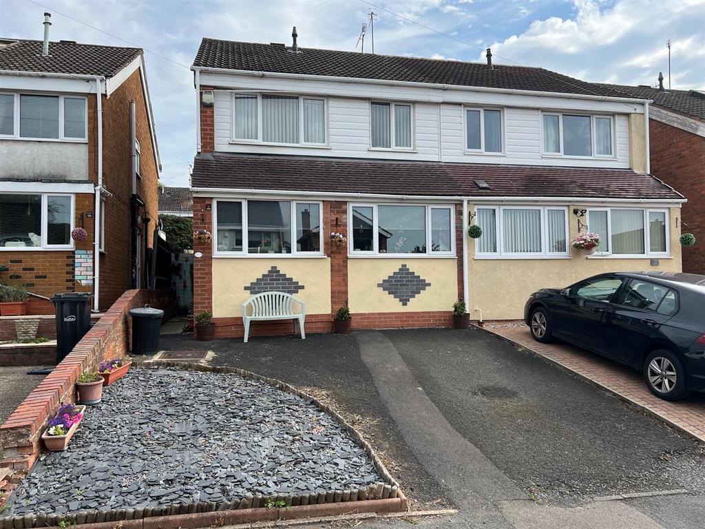 Clent Road, Stourbridge, DY8 4LN 3 bed semi-detached house - £250,000