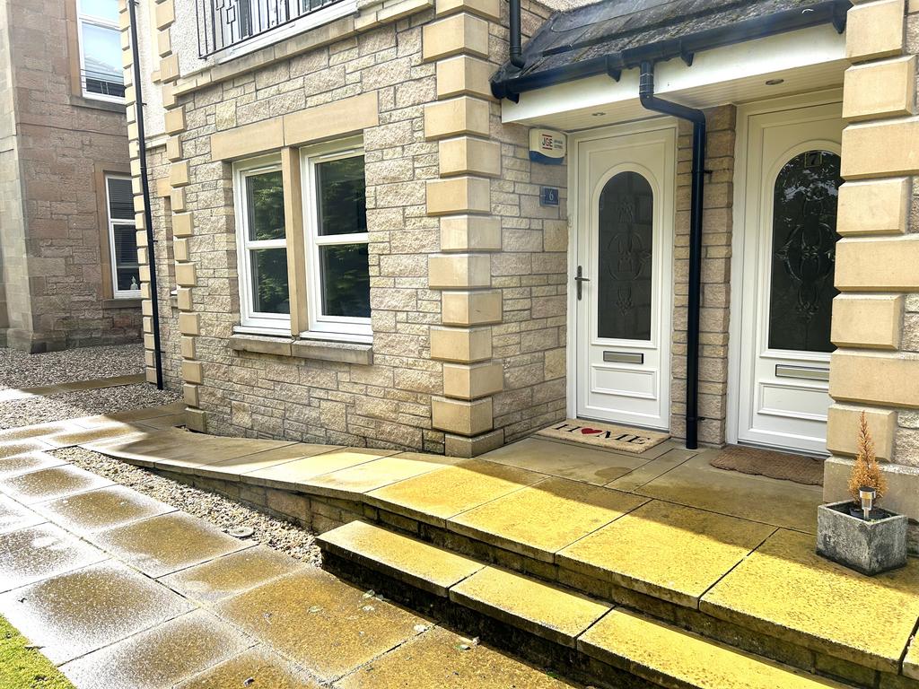 Downie Drive, Larkhall ML9 3 bed flat - £145,000