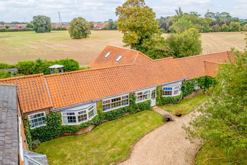 Tytton Court, Tytton Lane East... 4 bed link detached house - £275,000