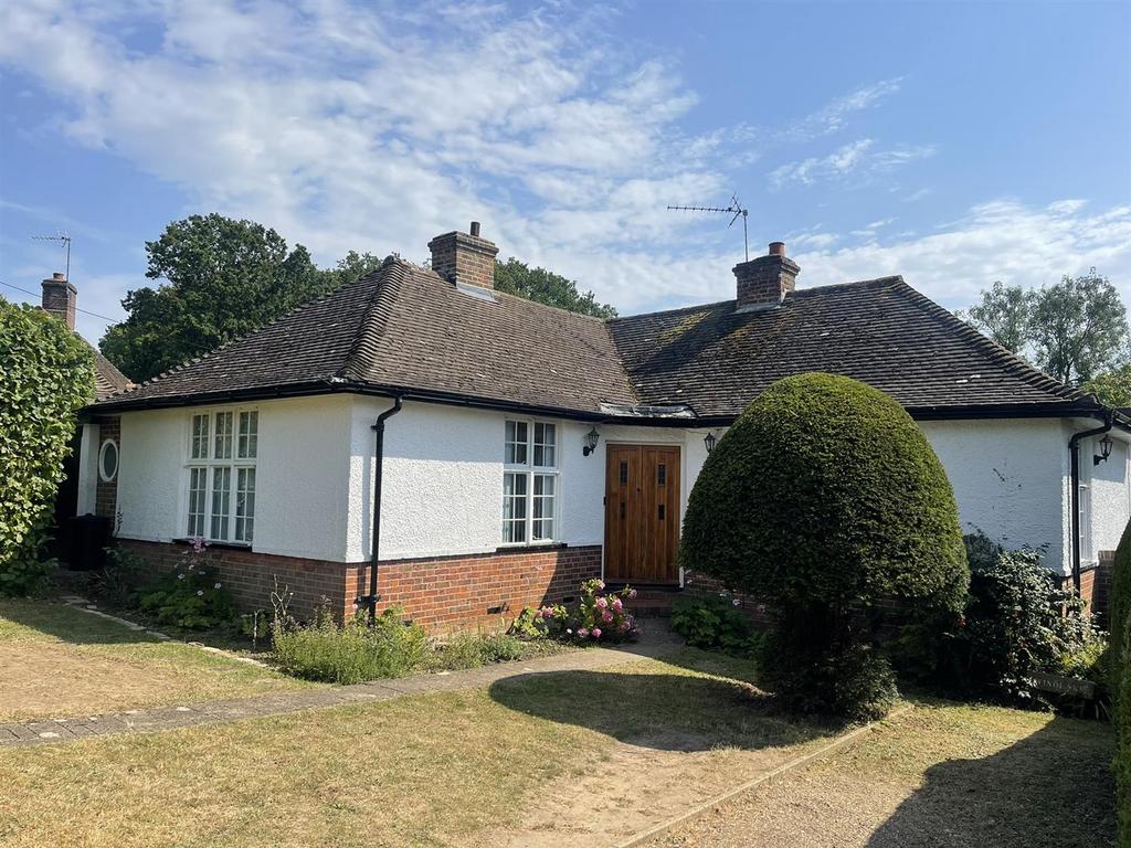 Cobham Way, East Horsley 2 bed bungalow for sale - £1,200,000
