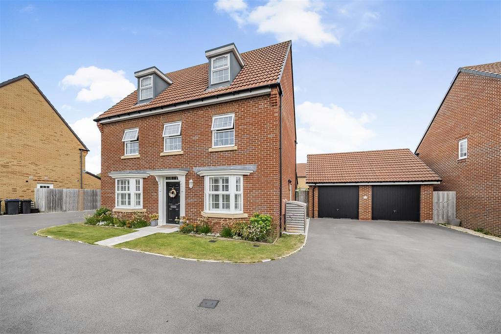 Snell Mead, Devizes 5 bed detached house - £560,000