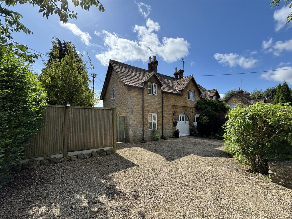 The Hamlet, Chippenham SN15 2 bed semi-detached house - £395,000