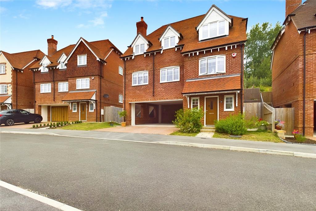 Reed Gardens, Woolhampton, Reading... 4 bed detached house - £625,000