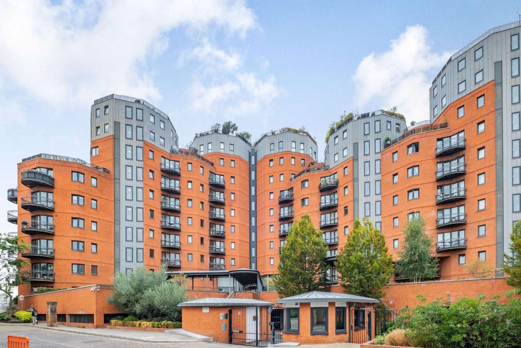 New Atlas Wharf, 3 Arnhem Place, London 1 bed flat - £1,880 pcm (£434 pw)