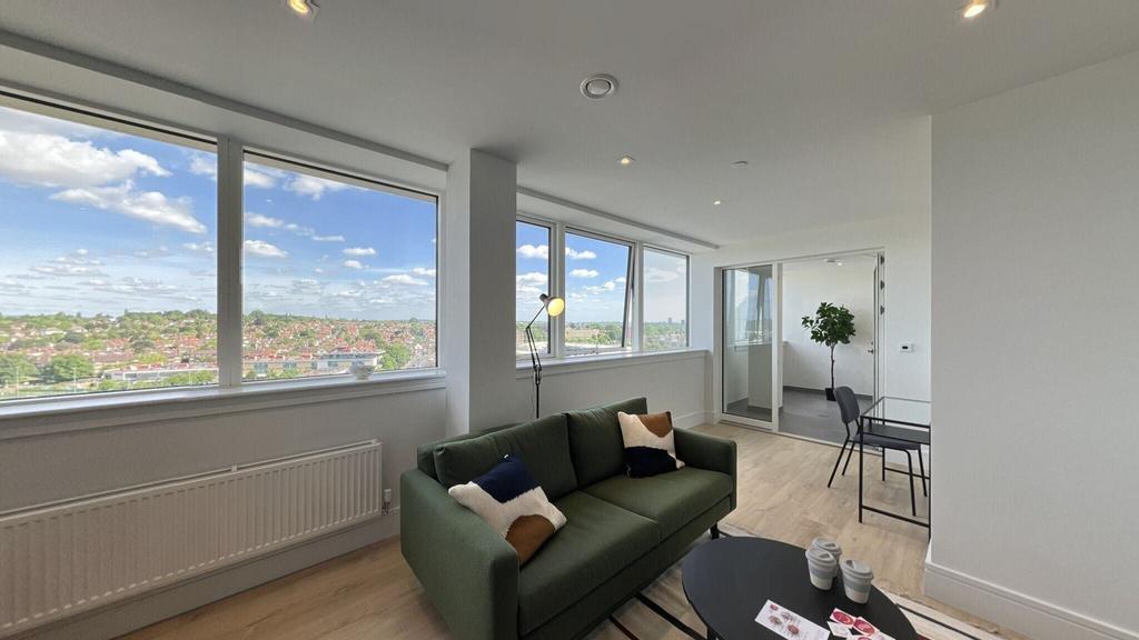 Olympic Way 3 bed flat - £3,095 pcm (£714 pw)