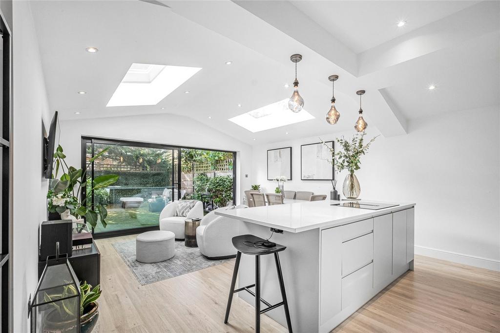 Nimrod Road, Furzedown, SW16 3 bed flat for sale - £680,000