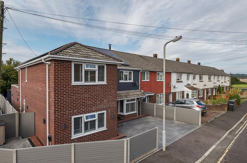 Henson Park, Chard, TA20 4 bed end of terrace house - £325,000