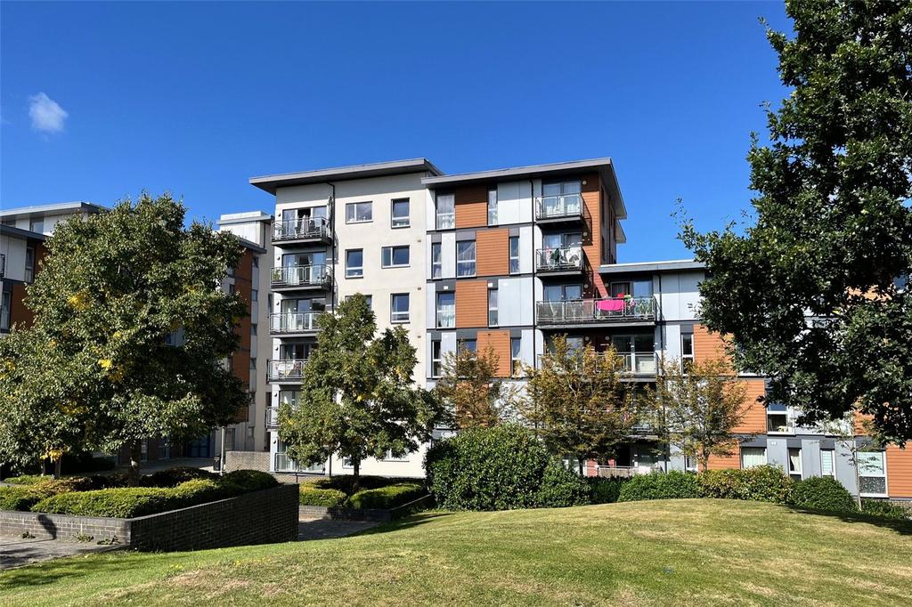Commonwealth Drive, Three Bridges... 2 bed apartment - £225,000