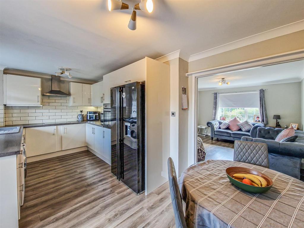 Lundy Close, Eastwood SS2 3 bed terraced house - £325,000