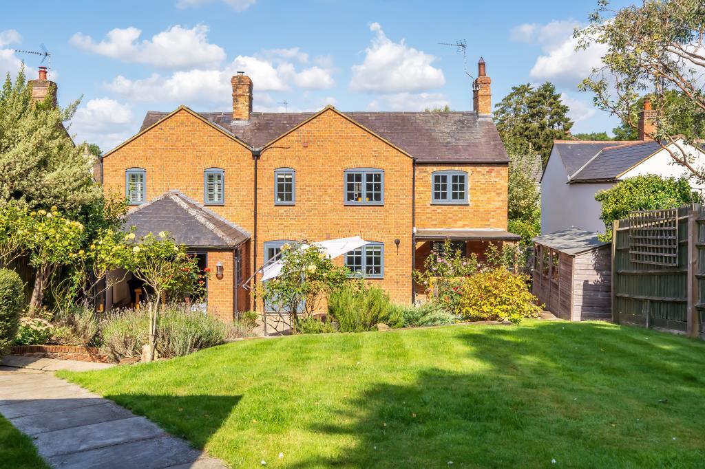 Gawcott, Buckinghamshire, MK18 4 bed detached house - £783,000