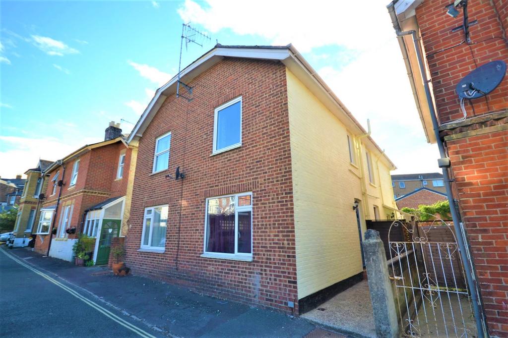 Scinde Crescent, Shanklin 3 bed semi-detached house - £925 pcm (£213 pw)