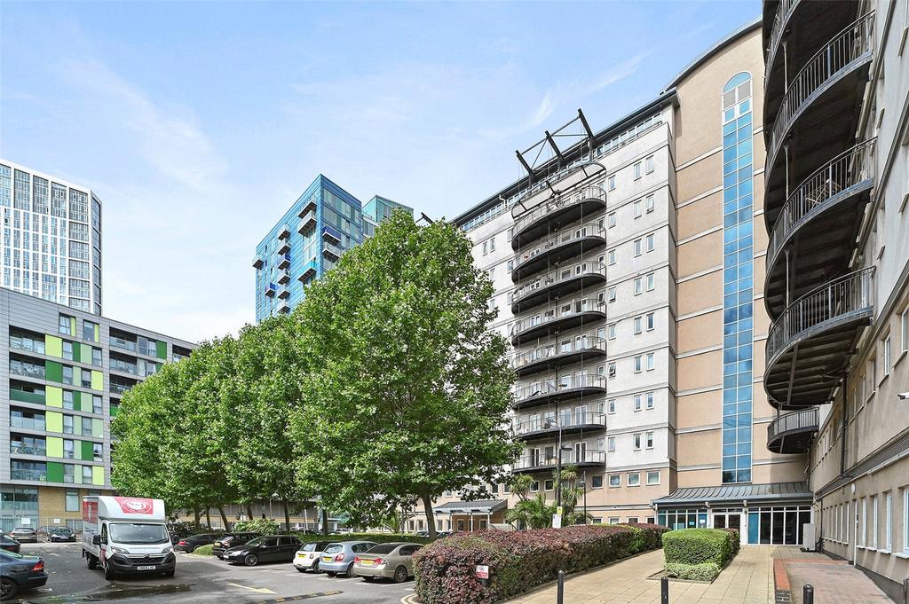 High Street, London E15 3 bed apartment - £2,250 pcm (£519 pw)