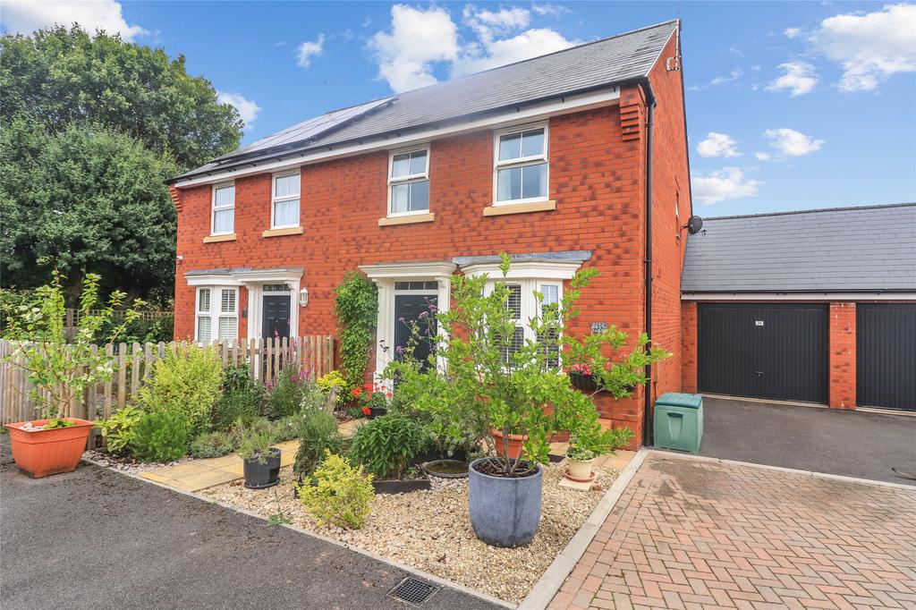 Dixon Close, Wiveliscombe, Taunton... 3 bed semi-detached house - £335,000