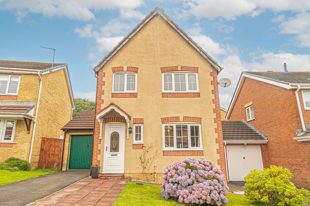 Cae Collen, Blackwood, NP12 3 bed detached house - £260,000