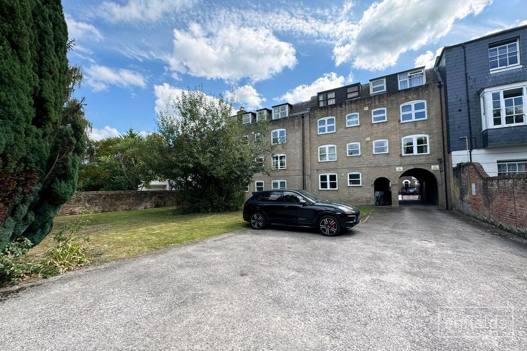Southampton SO14 2 bed flat - £140,000