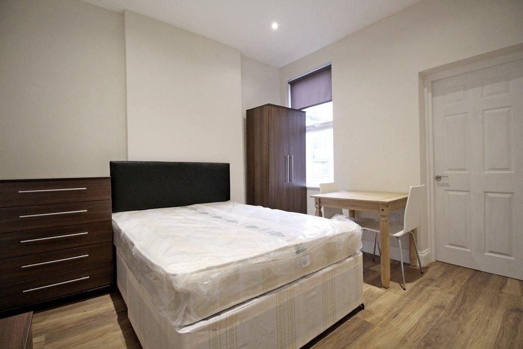 Lampton Road, TW3 Studio - £1,200 pcm (£277 pw)