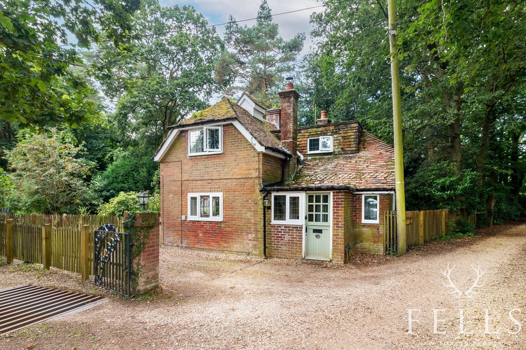 Warren Copse, Fordingbridge SP6 3 bed detached house - £560,000