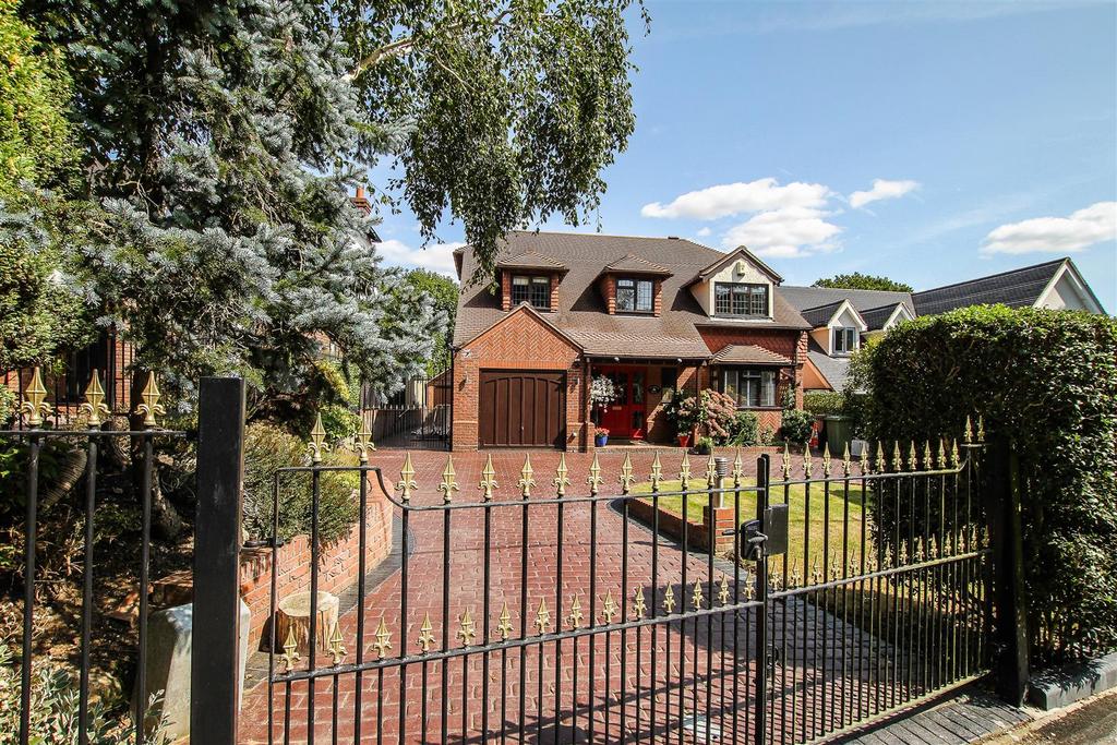 * SIGNATURE HOME * Doddinghurst Road... 4 bed detached house - £1,095,000