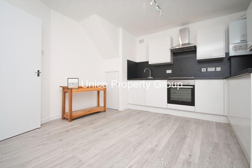 London E3 1 bed maisonette - £1,400 pcm (£323 pw)