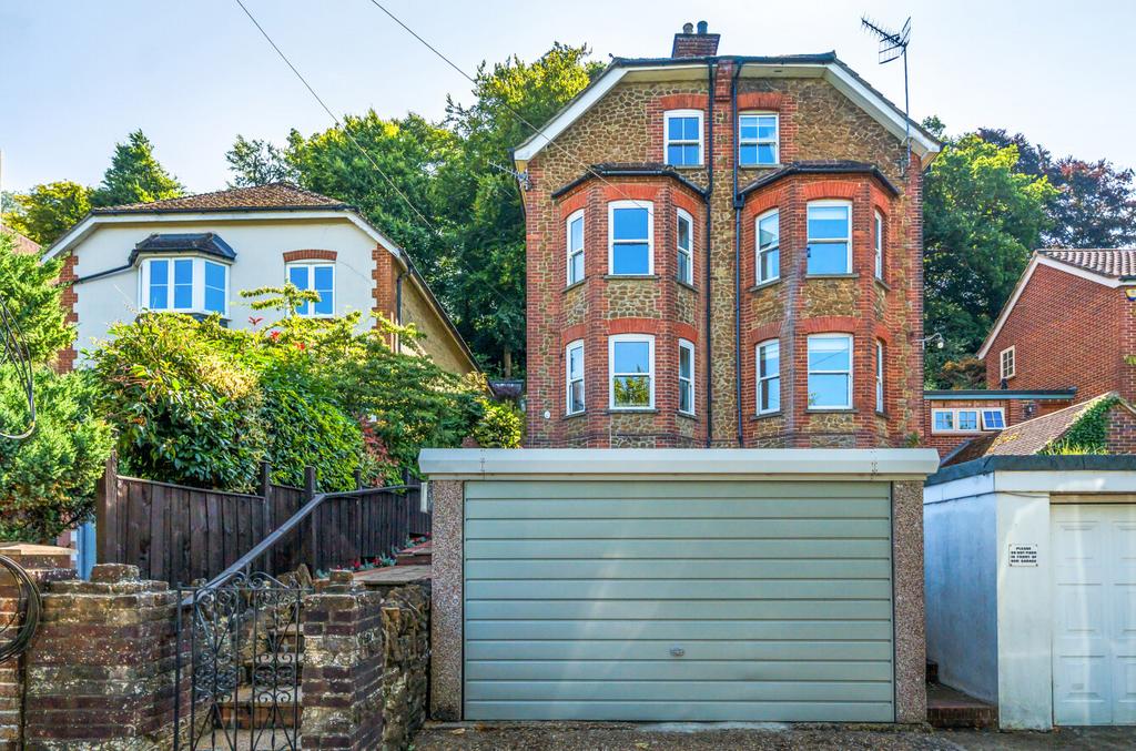 Grove Road, Surrey GU7 3 bed semi-detached house for sale - £725,000