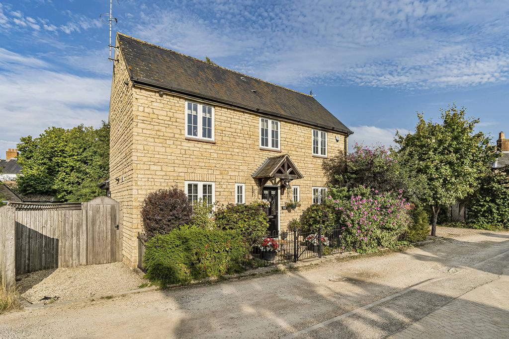 Priory Lane, Bicester, OX26 3 bed detached house for sale - £585,000