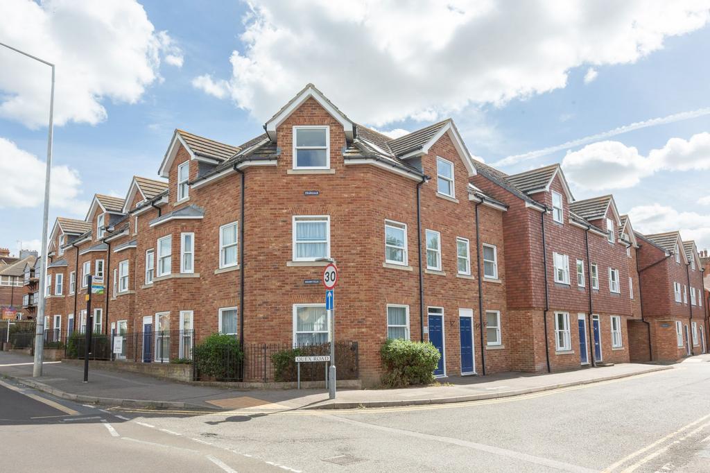 Quex Road, Westgate-On-Sea, CT8 2 bed flat - £210,000
