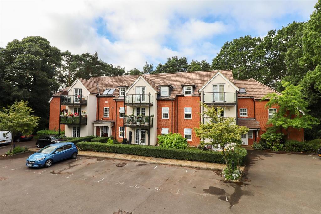 The Coppice, Church Crookham GU52 2 bed apartment for sale - £260,000