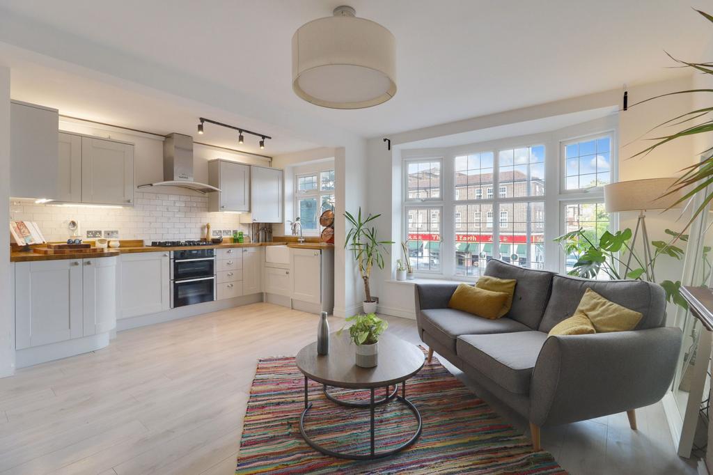 High Street, Esher, KT10 1 bed flat - £300,000