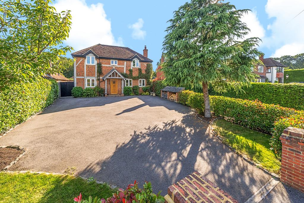 Bousley Rise, Ottershaw, KT16 4 bed detached house - £1,175,000