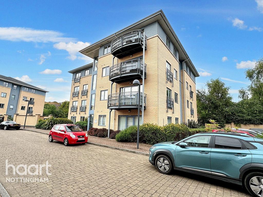 Castle Quay Close, Nottingham 2 bed apartment - £200,000