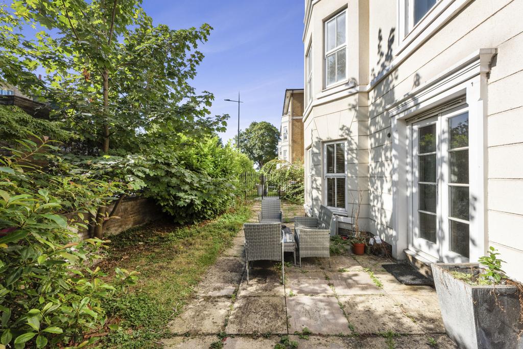 Northpoint Square, London, NW1 2 bed apartment - £650,000