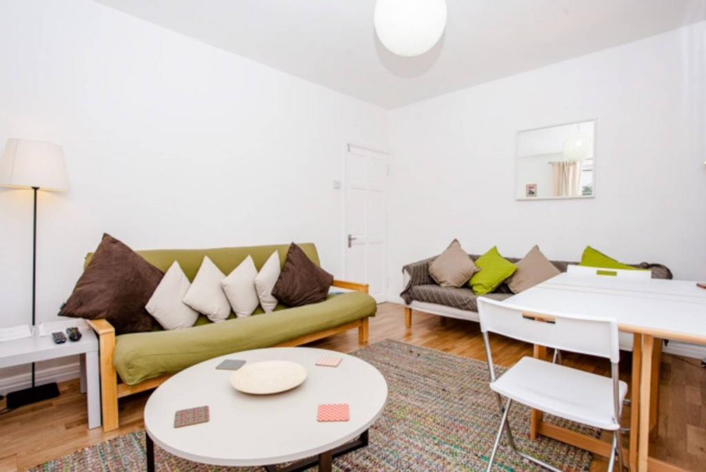 Harper Road, Borough, London, SE1 3 bed flat - £4,000 pcm (£923 pw)