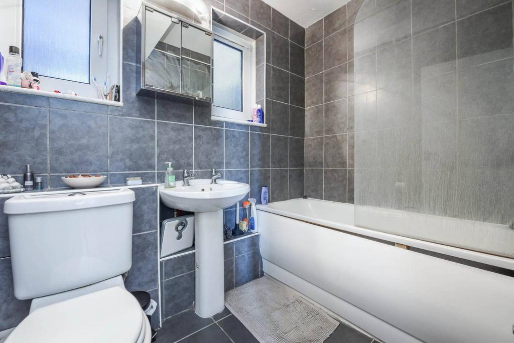 Portland Street, SE17, Elephant and... 2 bed flat - £1,950 pcm (£450 pw)