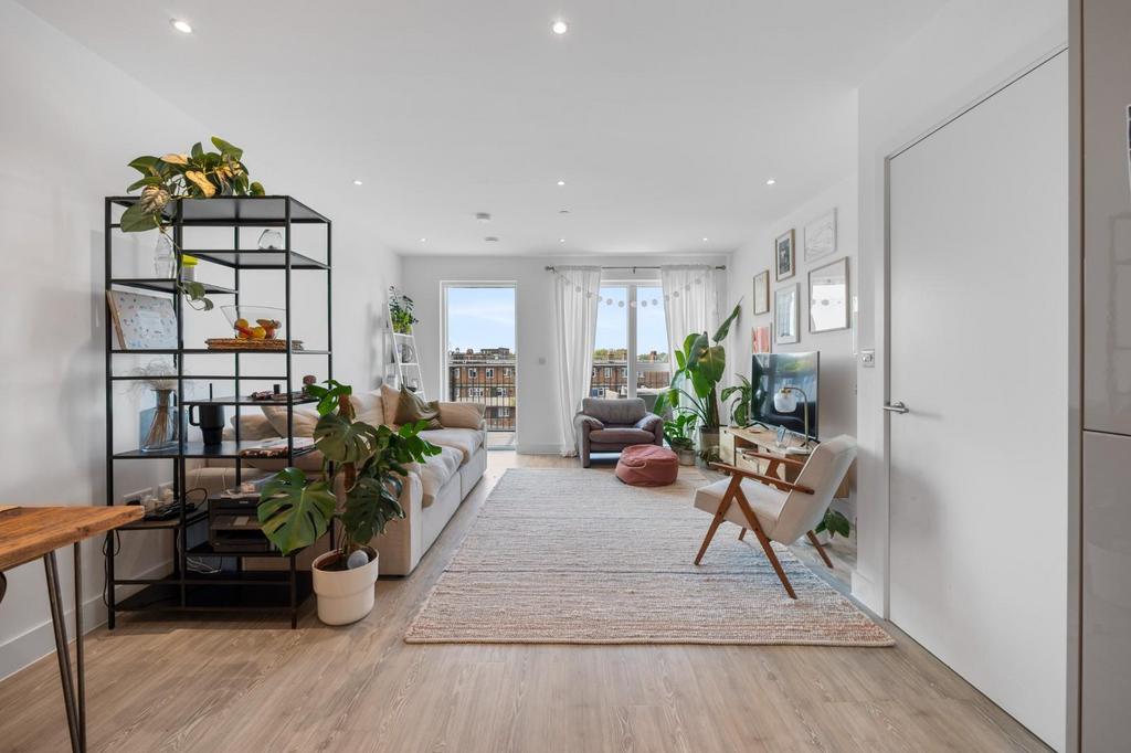 Matthias Road, London, N16 2 bed apartment - £700,000