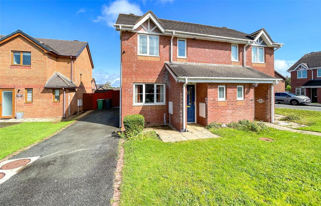 Bro Caerwyn, Llangefni, Isle of... 3 bed semi-detached house - £199,500