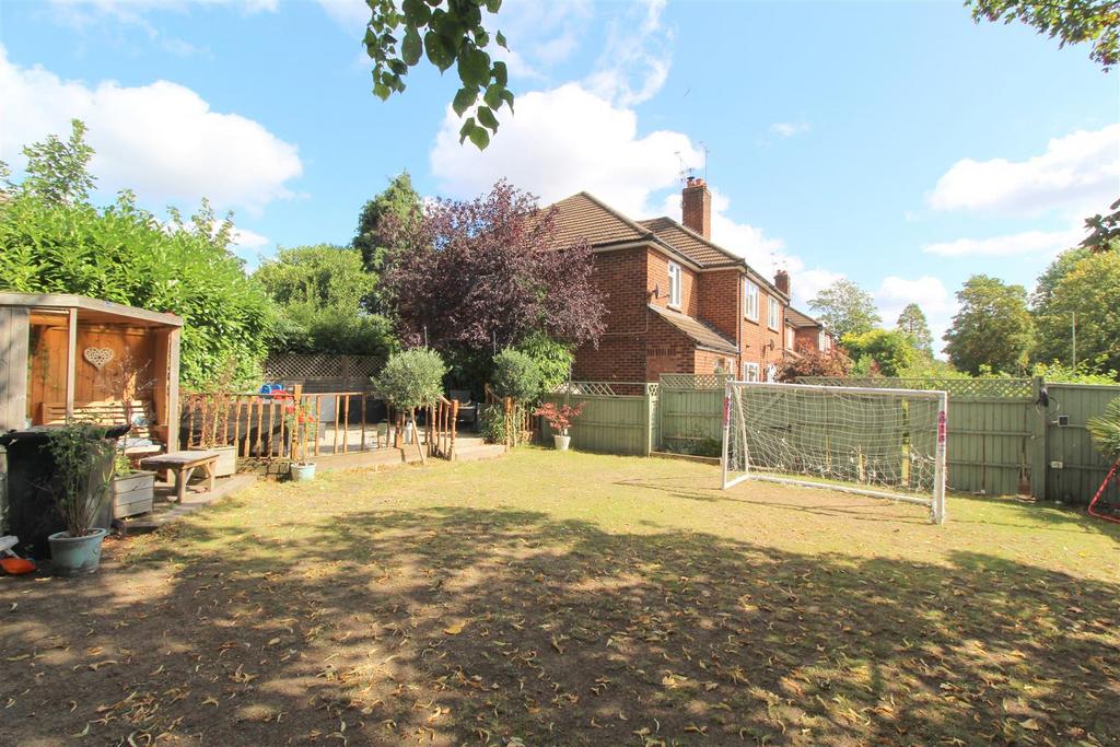 High Road, Byfleet, West Byfleet 3 bed maisonette - £369,950