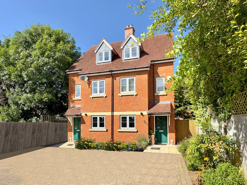 St Katherine's, Wantage, OX12 3 bed semi-detached house for sale - £390,000