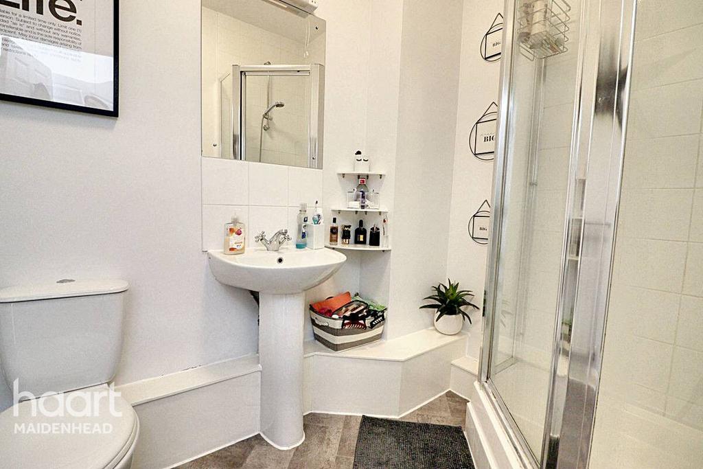Moorbridge Road, MAIDENHEAD 2 bed apartment - £270,000